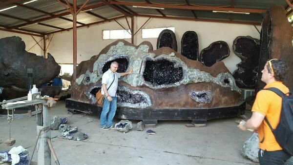 What is the largest geode in the world? - FossilEra.com